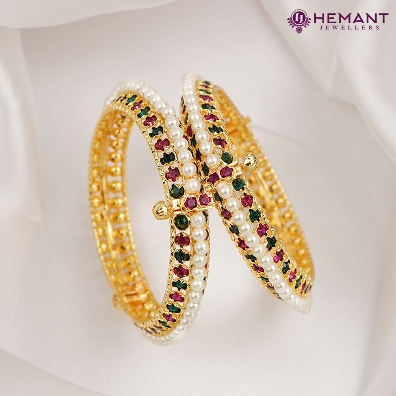 Traditional Maharashtrian Kolhapuri Kangan (Red Green) Moti Bangles ...