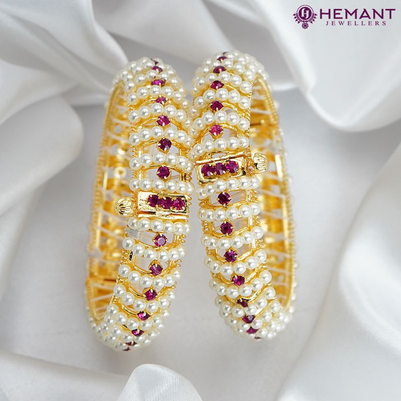Traditional Maharashtrian Kolhapuri Moti Bridge Bangles – Hemant Jewellers
