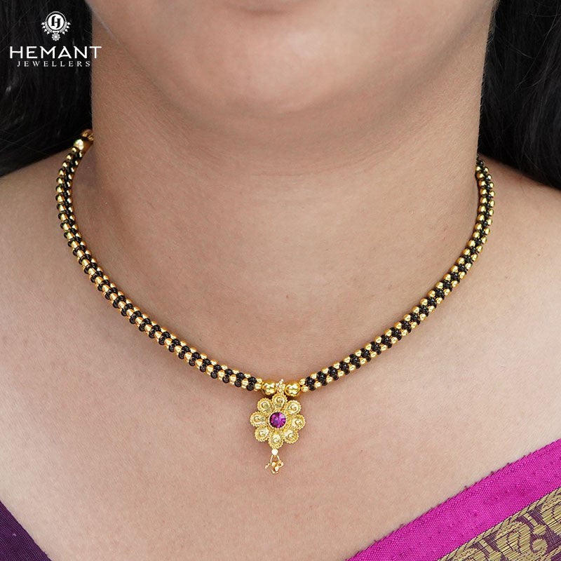 Traditional Maharashtrian Kolhapuri Thushi BG Flower Pendal – Hemant ...