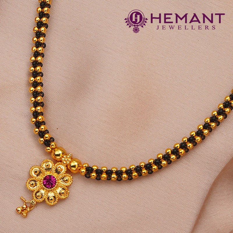 Traditional Maharashtrian Kolhapuri Thushi BG Flower Pendal – Hemant ...
